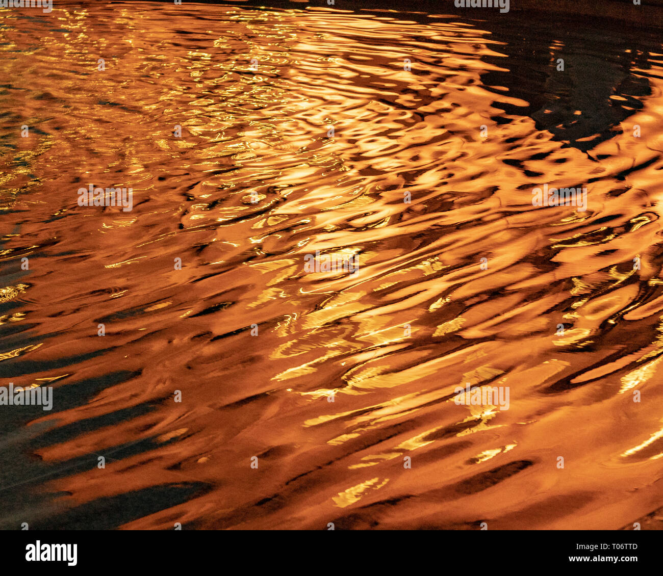 Golden water background hi-res stock photography and images - Alamy