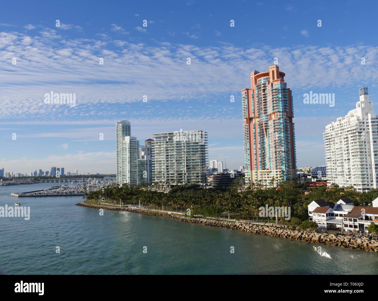 MIAMI, FLORIDA, USA—JANUARY 2018: Side view shot of skyscrapers and ...