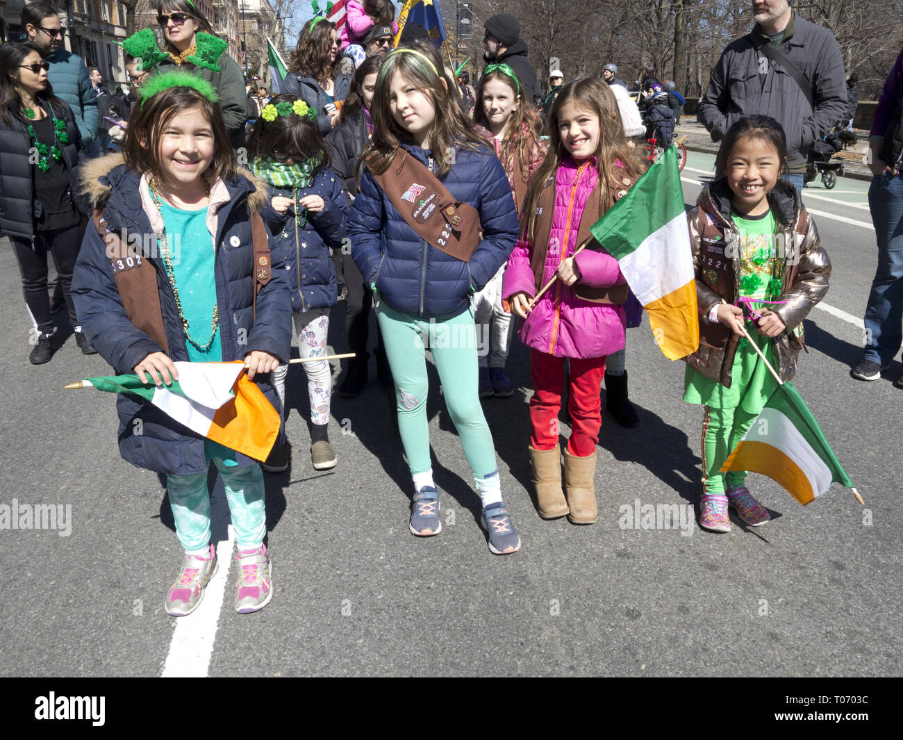 Children in parade flags hi-res stock photography and images - Alamy