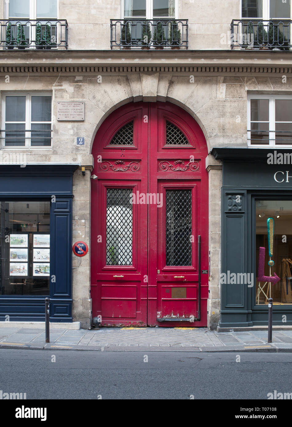 Door in paris hi-res stock photography and images - Alamy
