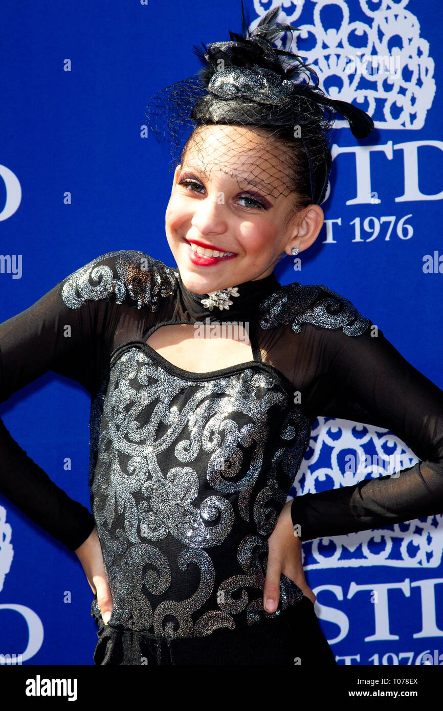 Hot gossip dancer hi-res stock photography and images - Alamy