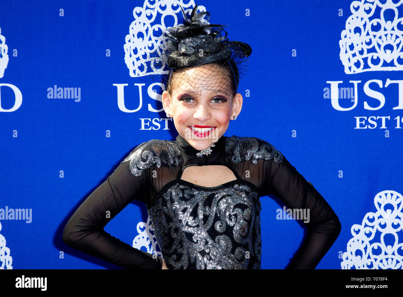 Hot gossip dancer hi-res stock photography and images - Alamy