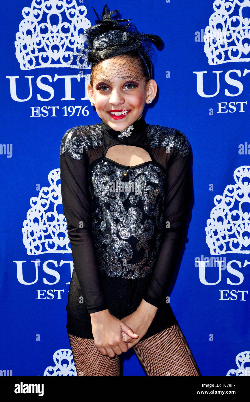 Hot gossip dancer hi-res stock photography and images - Alamy