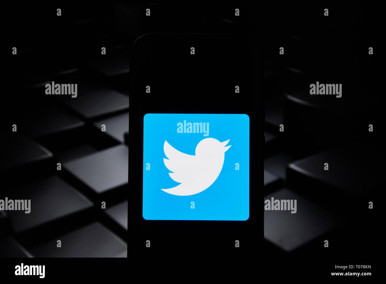 Twitter Logo Phone High Resolution Stock Photography and Images - Alamy