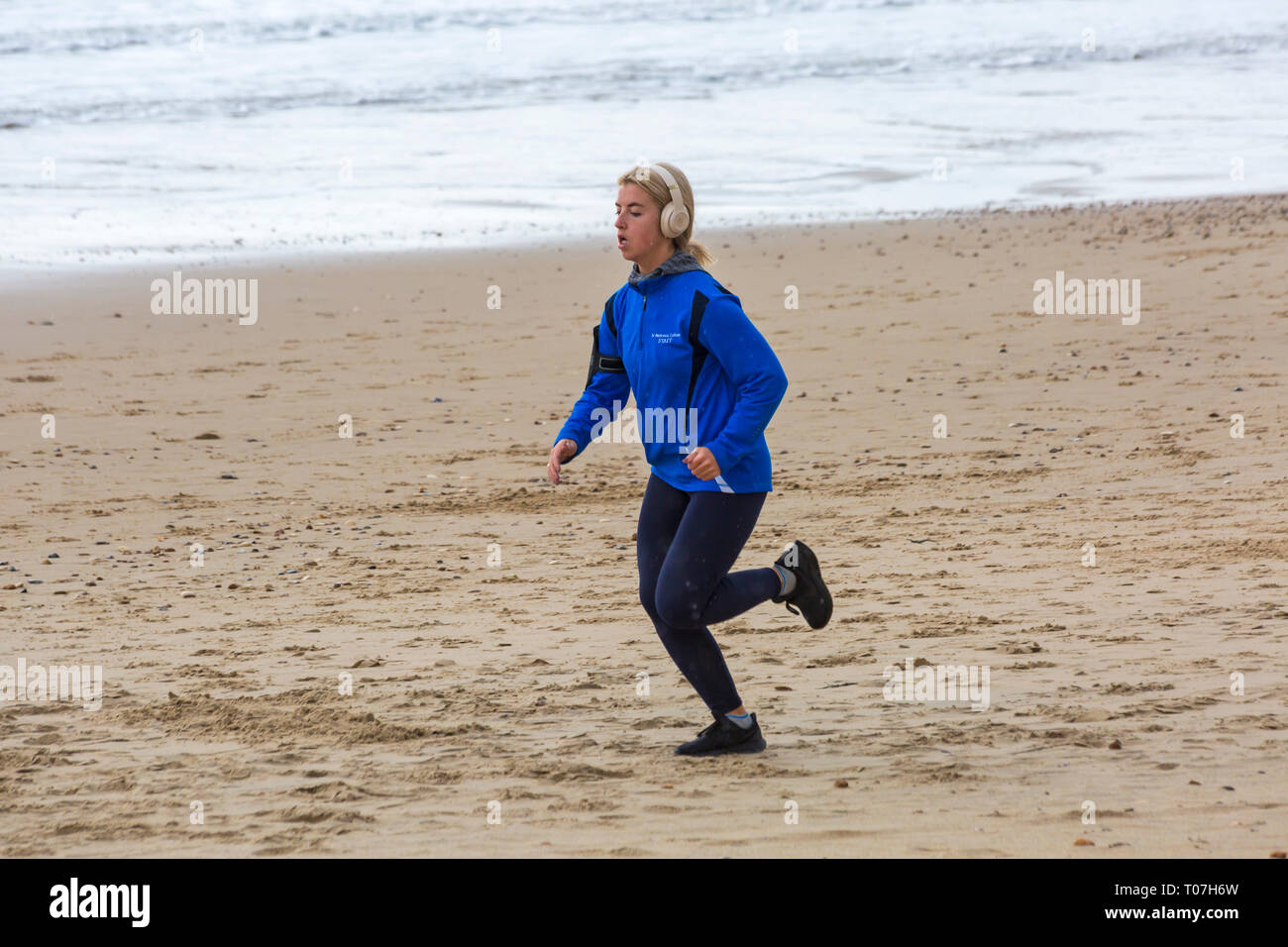 Bournemouth, Dorset, UK. 18th Mar, 2019. UK weather: rain showers fall ...