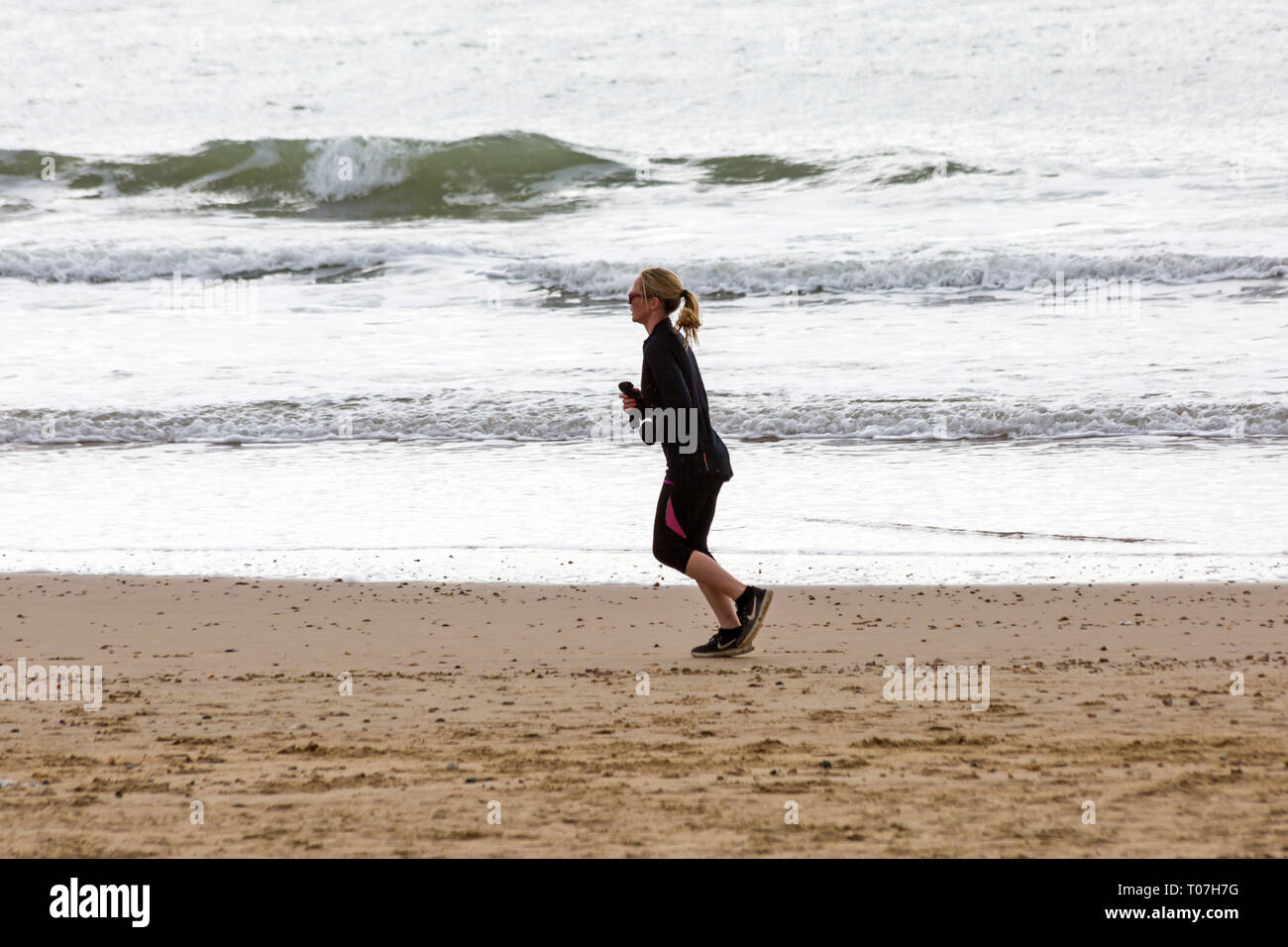 Bournemouth, Dorset, UK. 18th Mar, 2019. UK weather: rain showers fall ...
