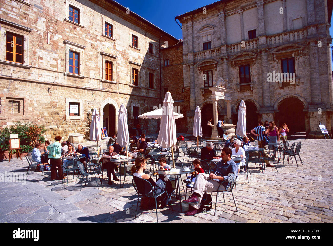 Cafe italia piazza hi-res stock photography and images - Alamy