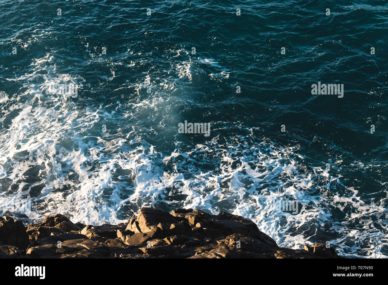 Waves crashing rocks australia hi-res stock photography and images - Alamy