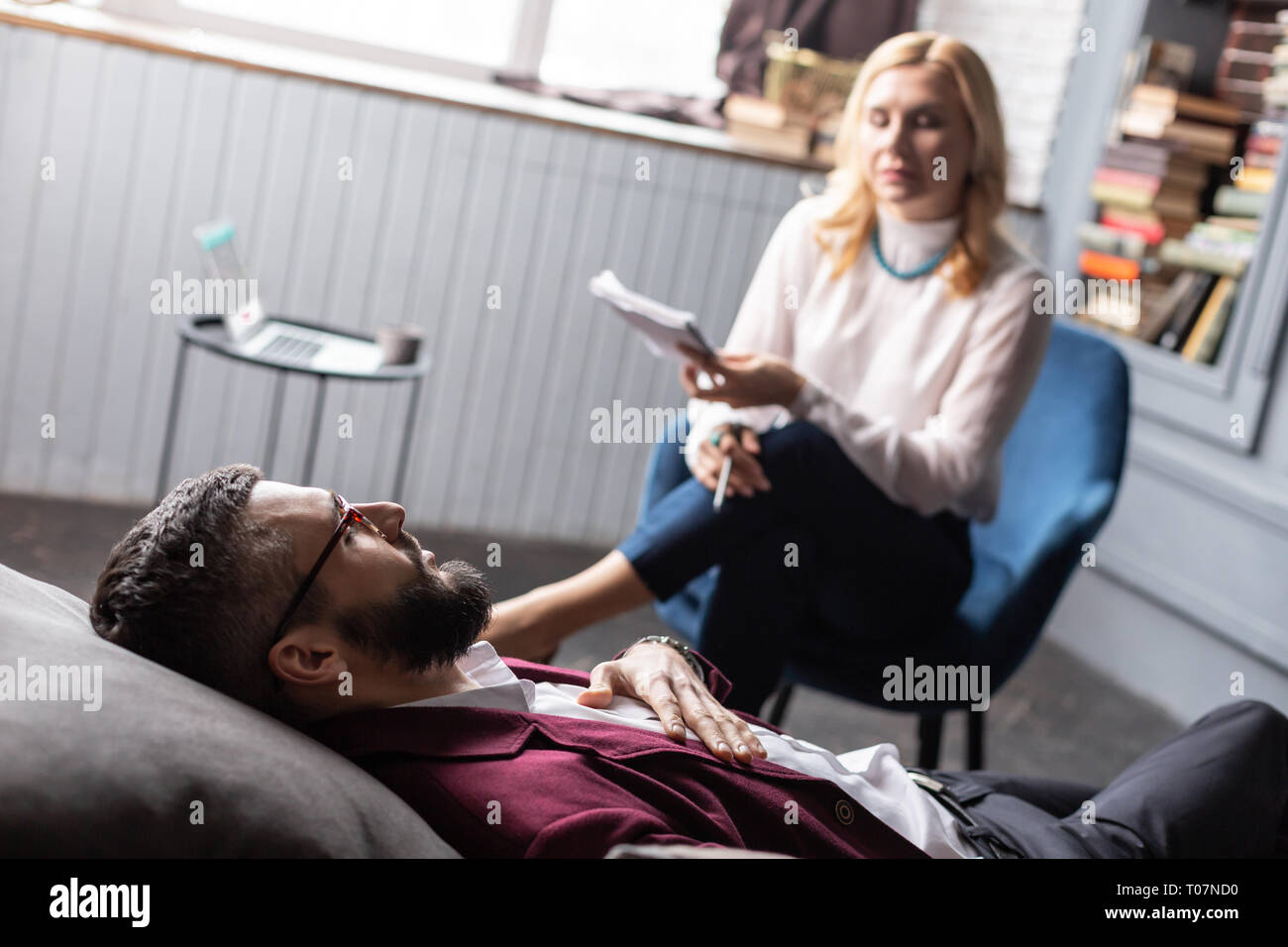 Man lying on sofa therapist hi-res stock photography and images - Alamy