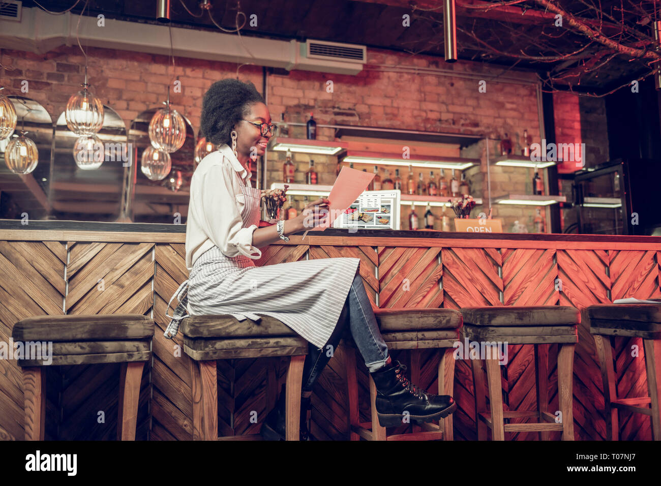 Barmaid waitress hi-res stock photography and images - Alamy