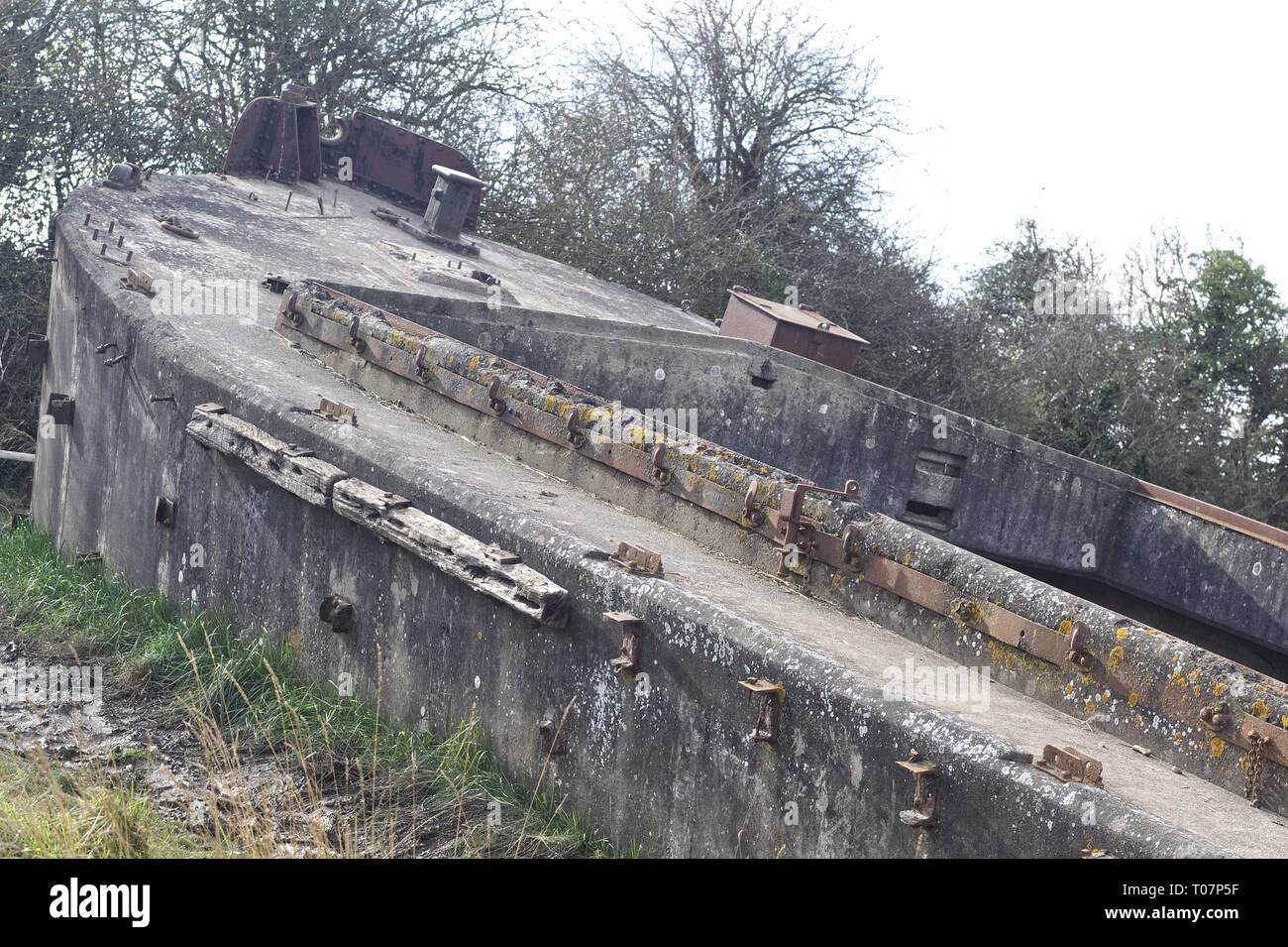 Abandoned boats purton ship graveyard hi-res stock photography and ...