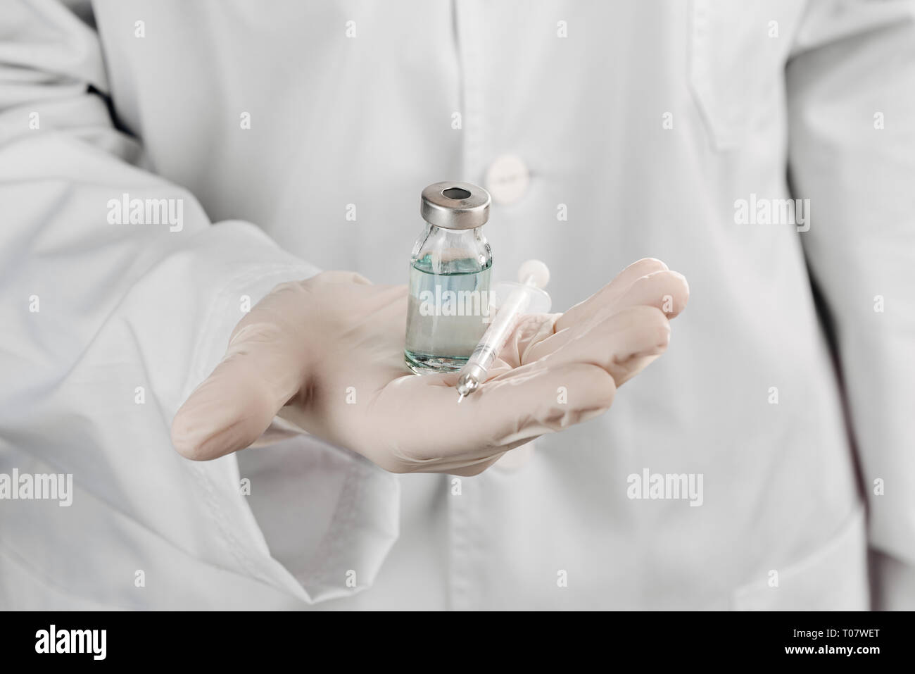Vial and syringe Stock Photo - Alamy