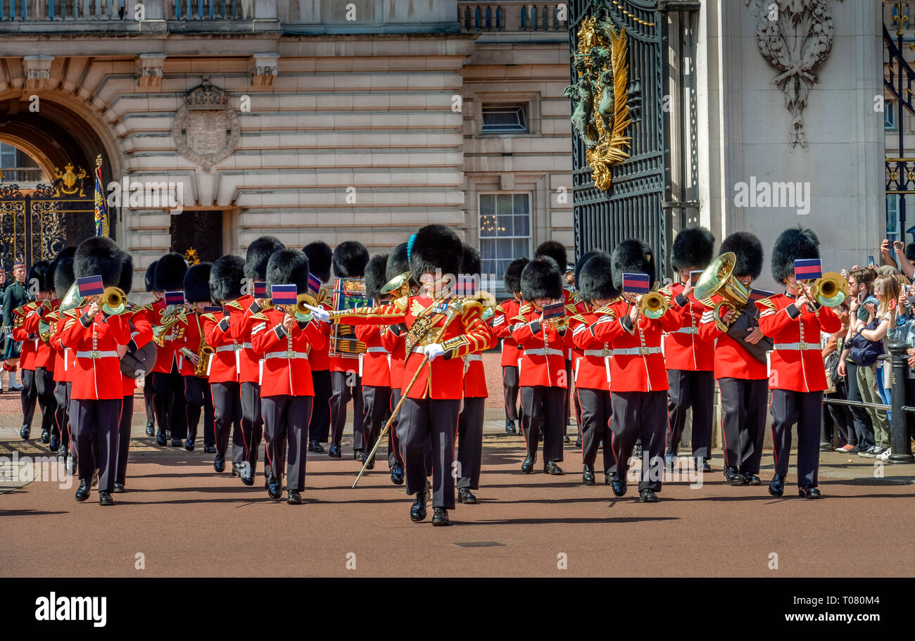 Changing guards buckingham palace in hi-res stock photography and images - Alamy