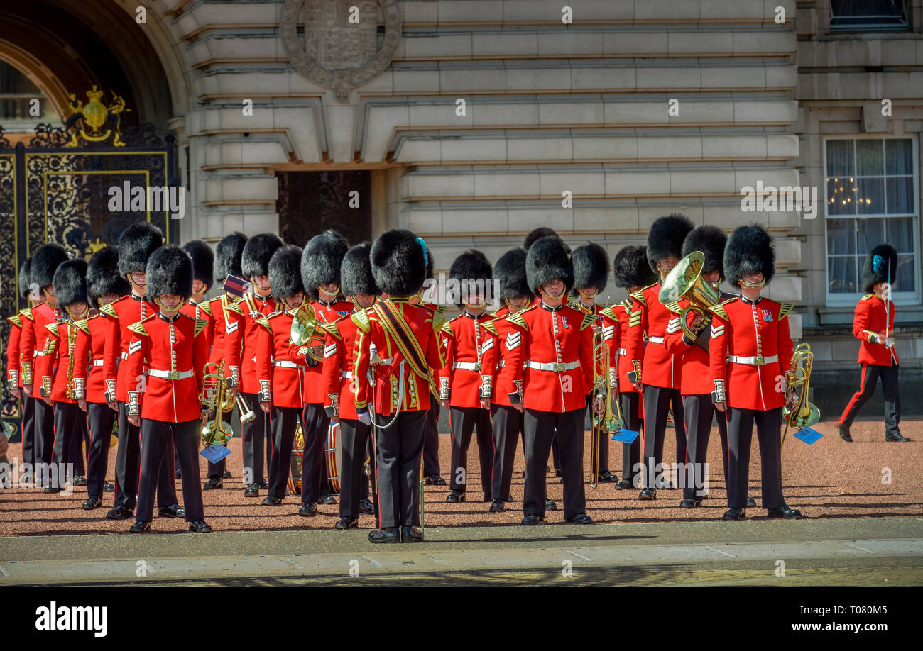 Changing guards buckingham palace in hi-res stock photography and ...