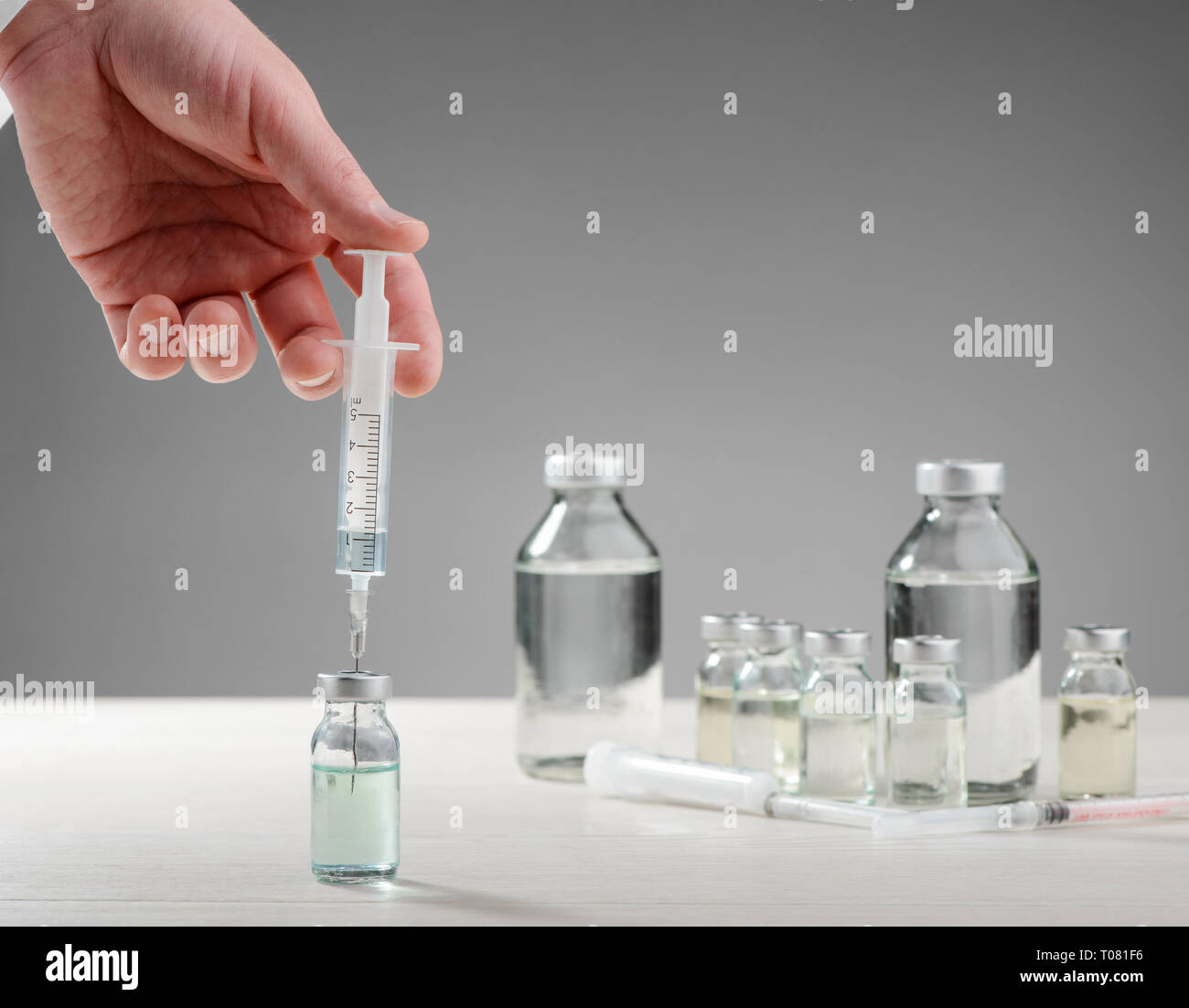 Doctor filling the syringe Stock Photo - Alamy