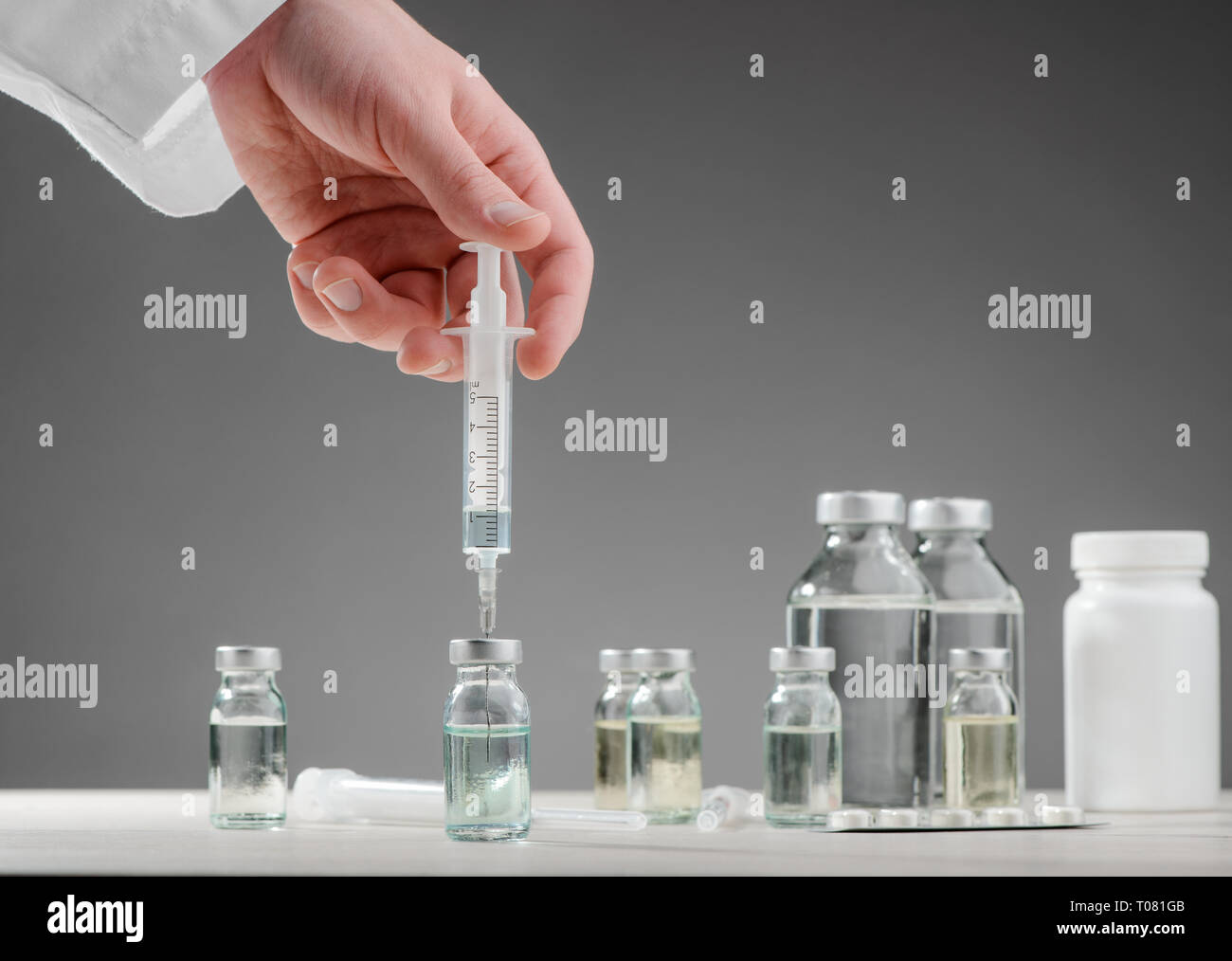 Medical worker filling a syringe Stock Photo - Alamy