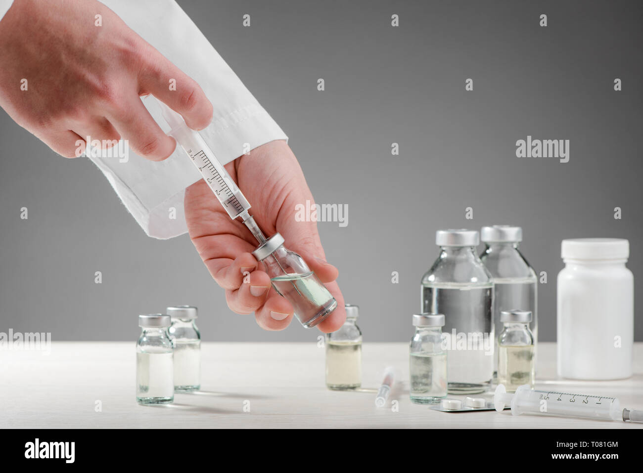 Physician filling a syringe Stock Photo - Alamy