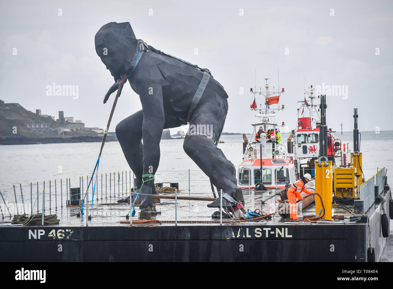 Messenger, the largest bronze cast sculpture in the UK, arrives in ...