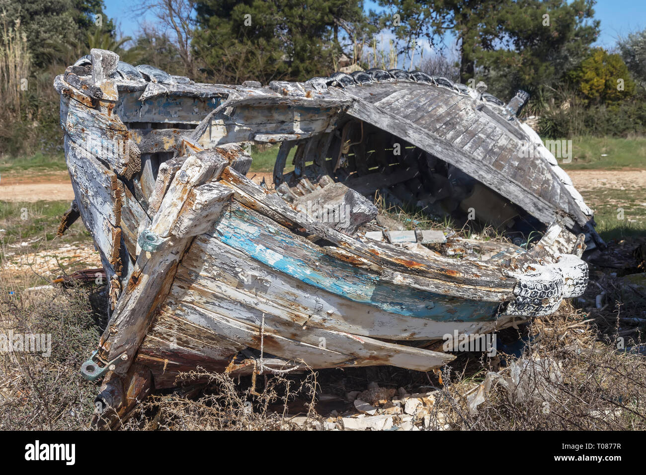 Abandoned boat hi-res stock photography and images - Alamy