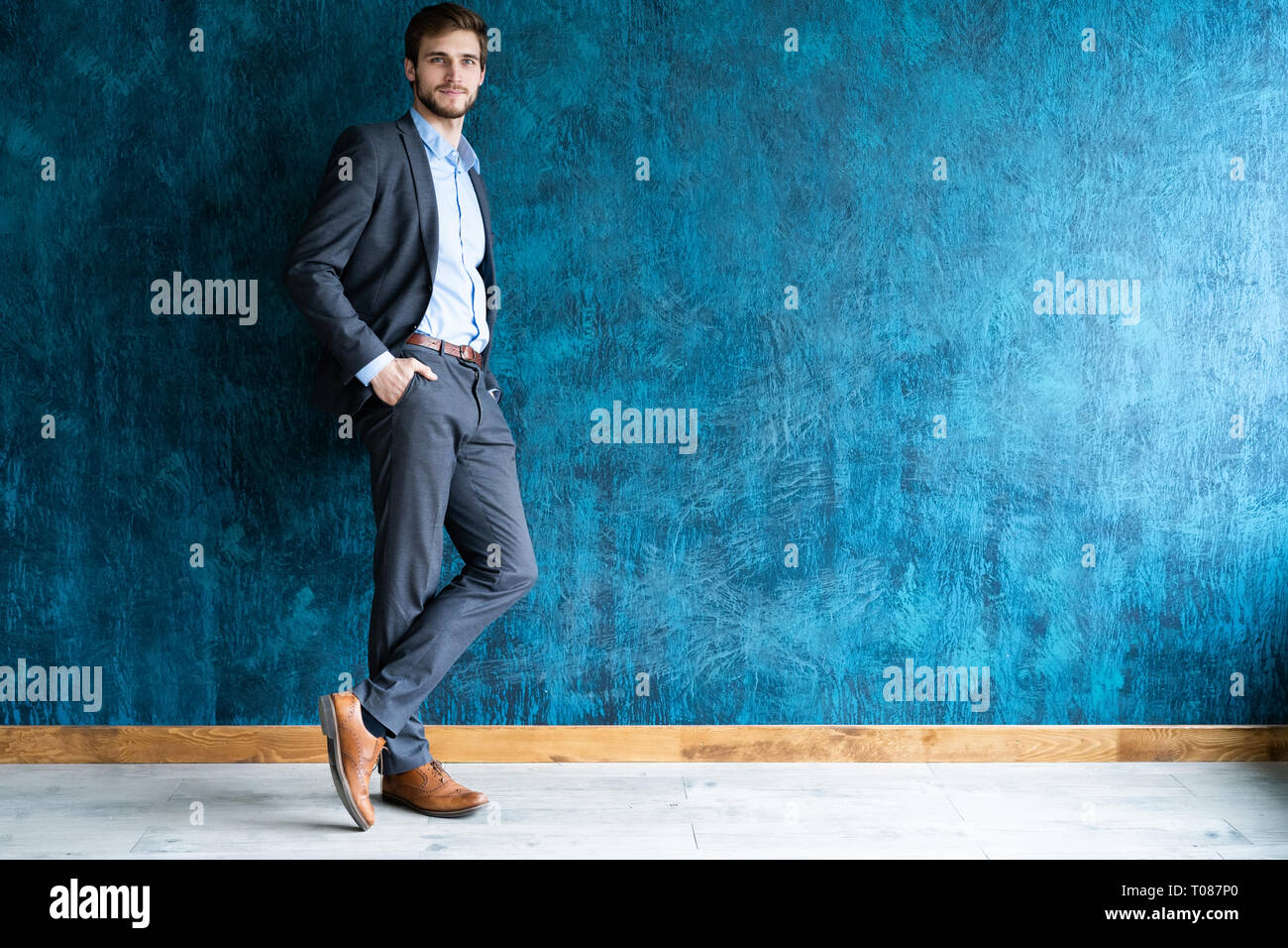 Full length portrait content hi-res stock photography and images - Alamy