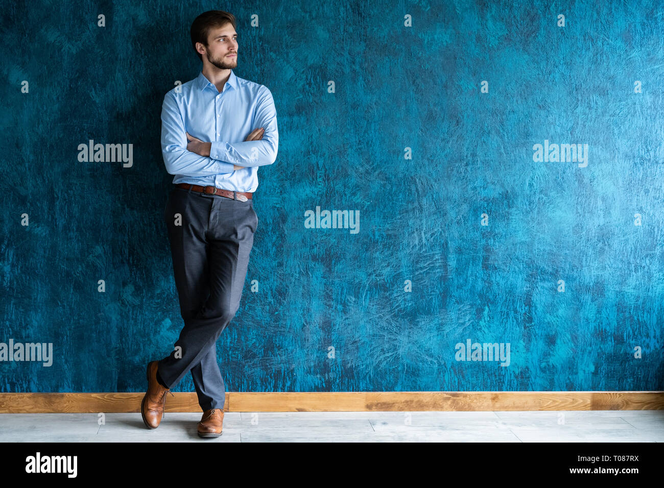 Full length portrait content hi-res stock photography and images - Alamy