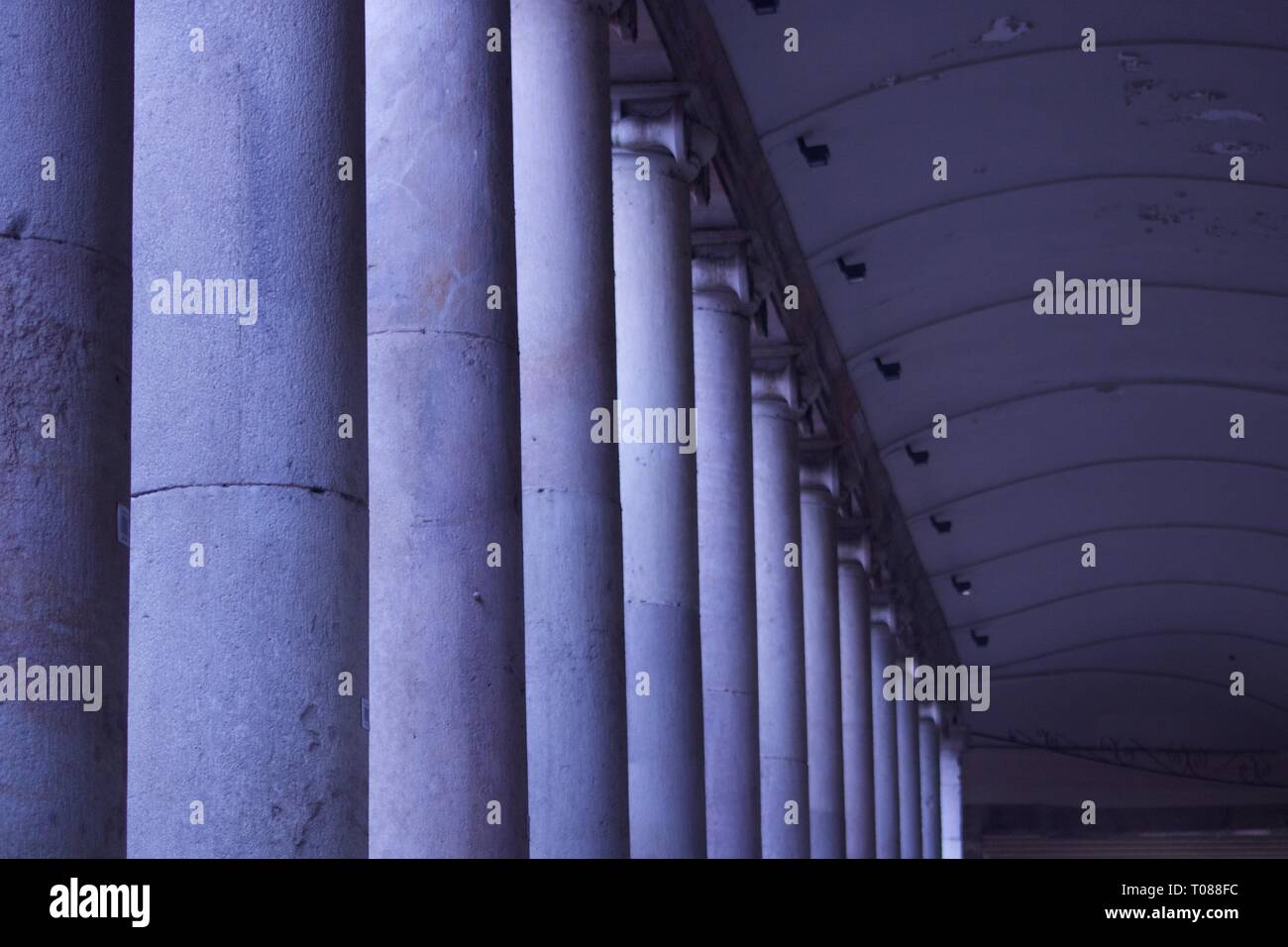 Curved arcade of columns hi-res stock photography and images - Alamy