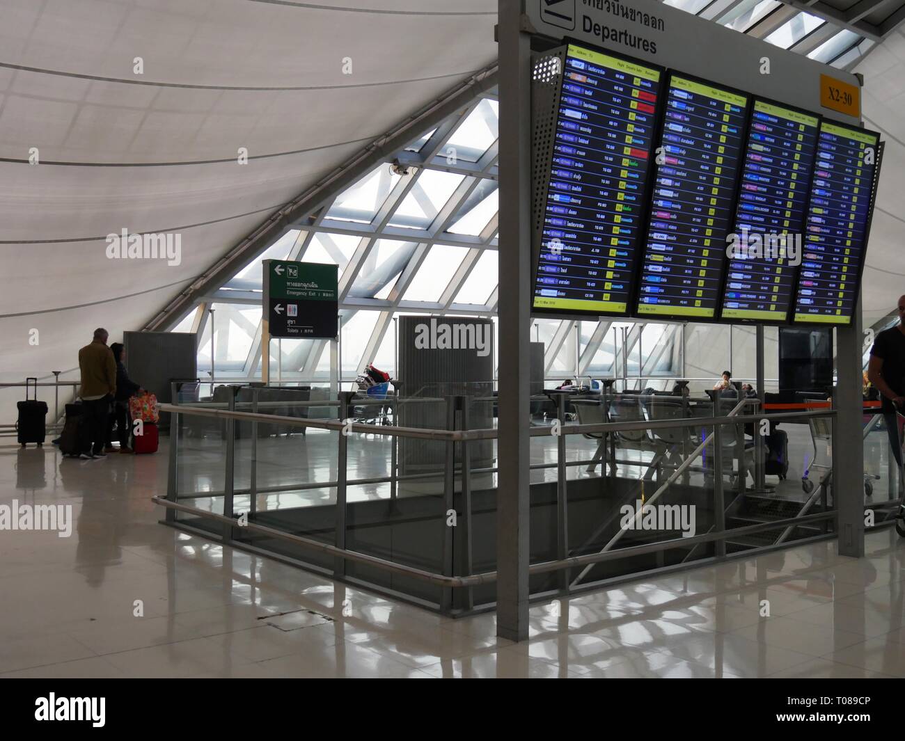 BANGKOK, THAILAND—MARCH 2018: Digital flight status boards inside the ...