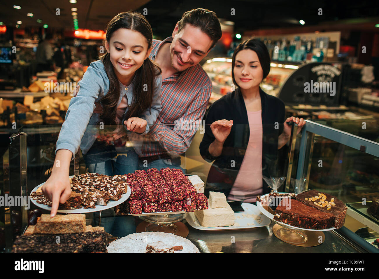 Family supermarket sweets hi-res stock photography and images - Alamy