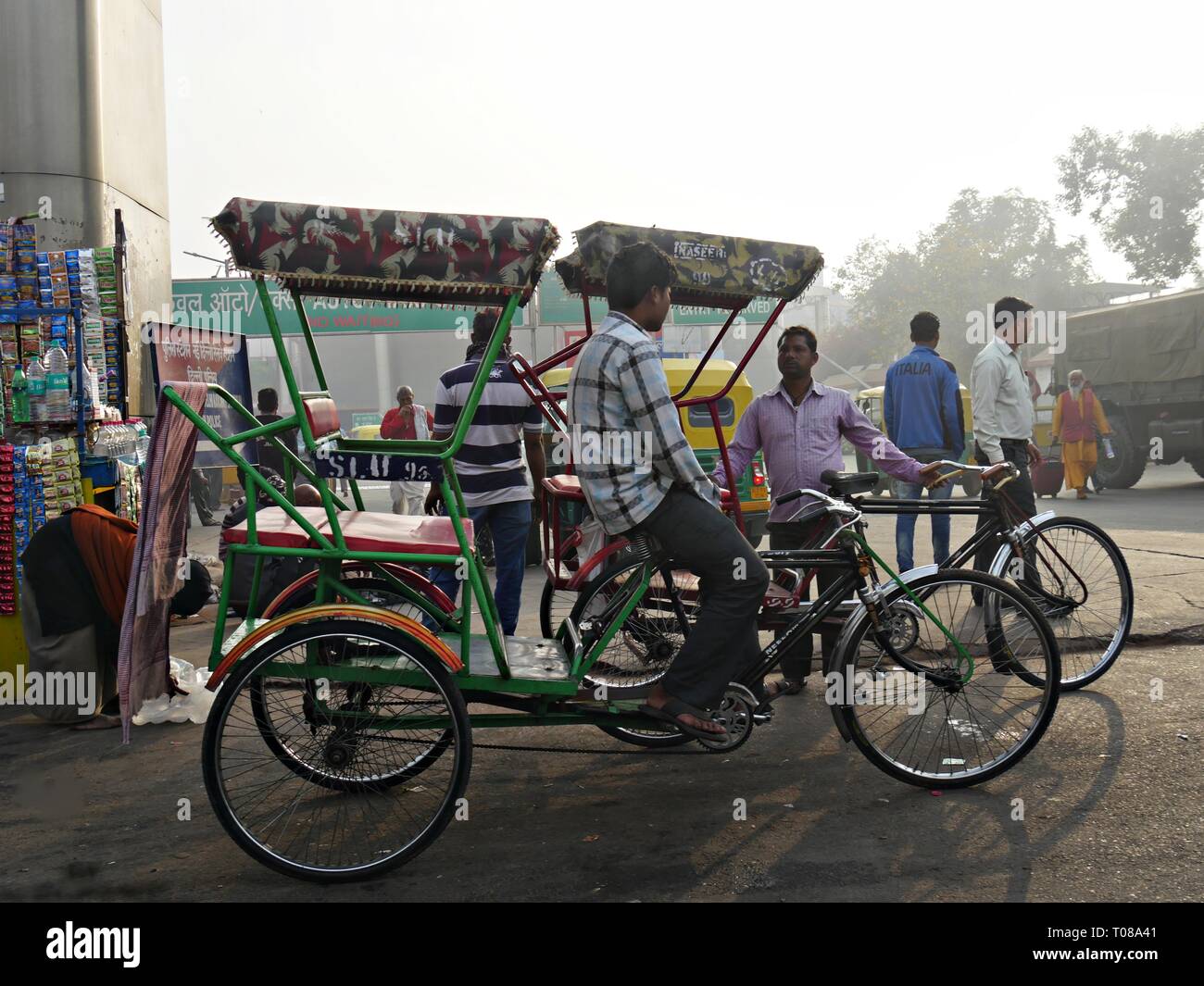 NEW DELHI, INDIA—MARCH 2018: Cycle rickshaw drivers waiting for ...