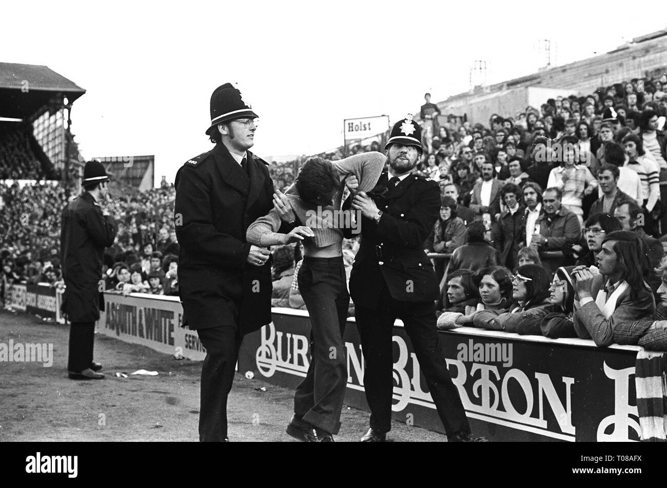 Crowd picture uk Black and White Stock Photos & Images - Alamy