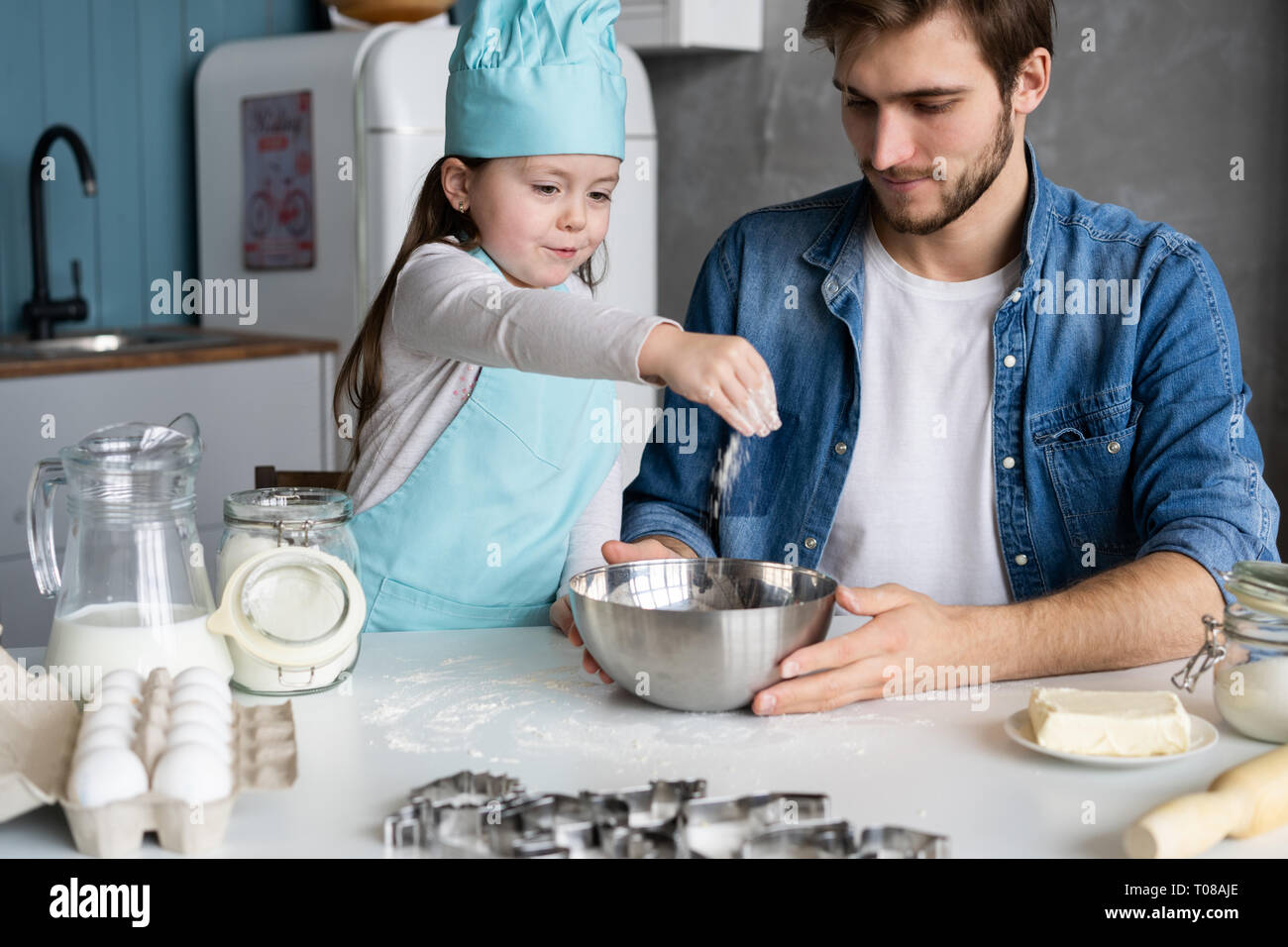 Father daughter baking cake hi-res stock photography and images - Alamy