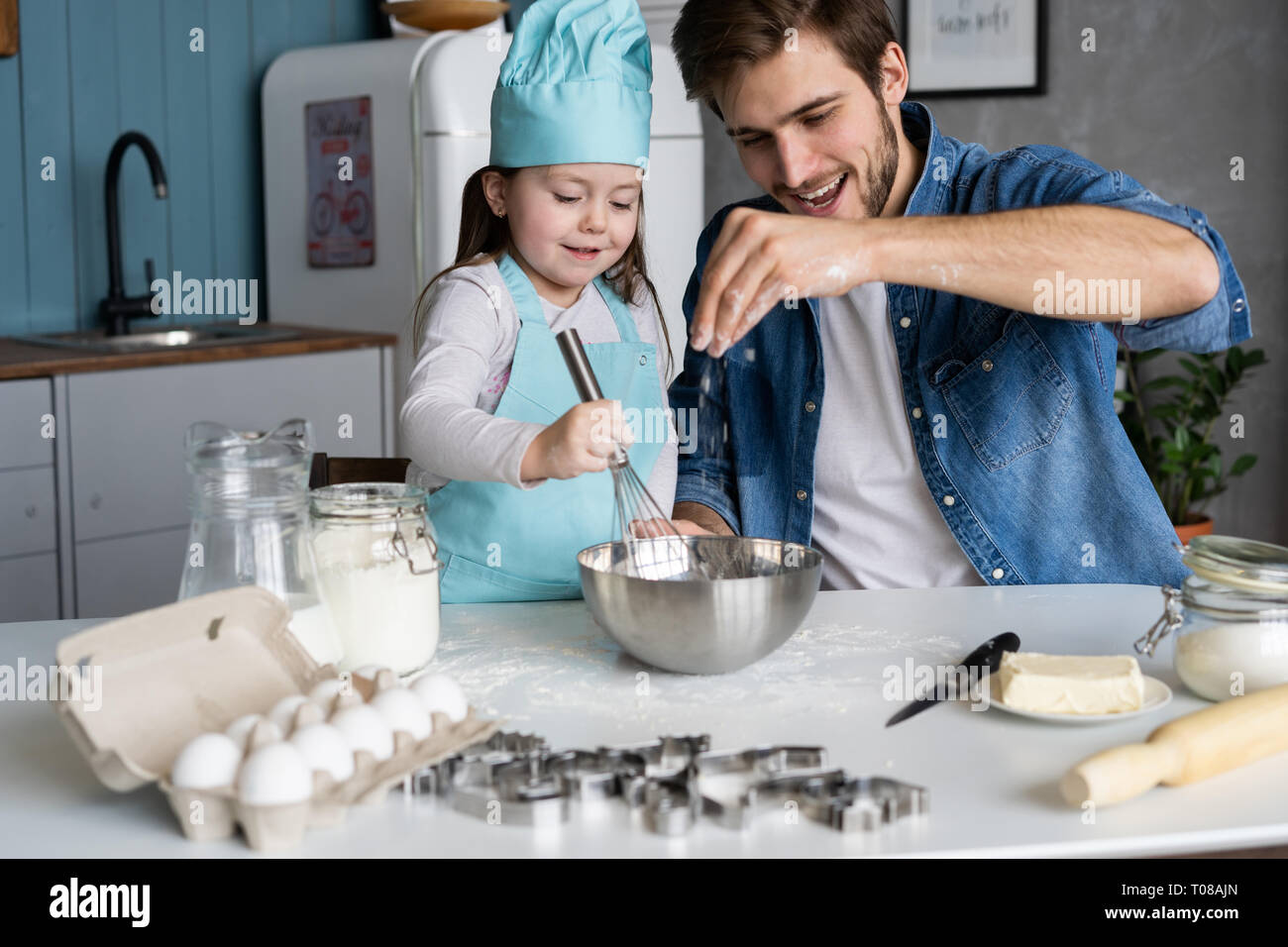 Father daughter baking cake hi-res stock photography and images - Alamy