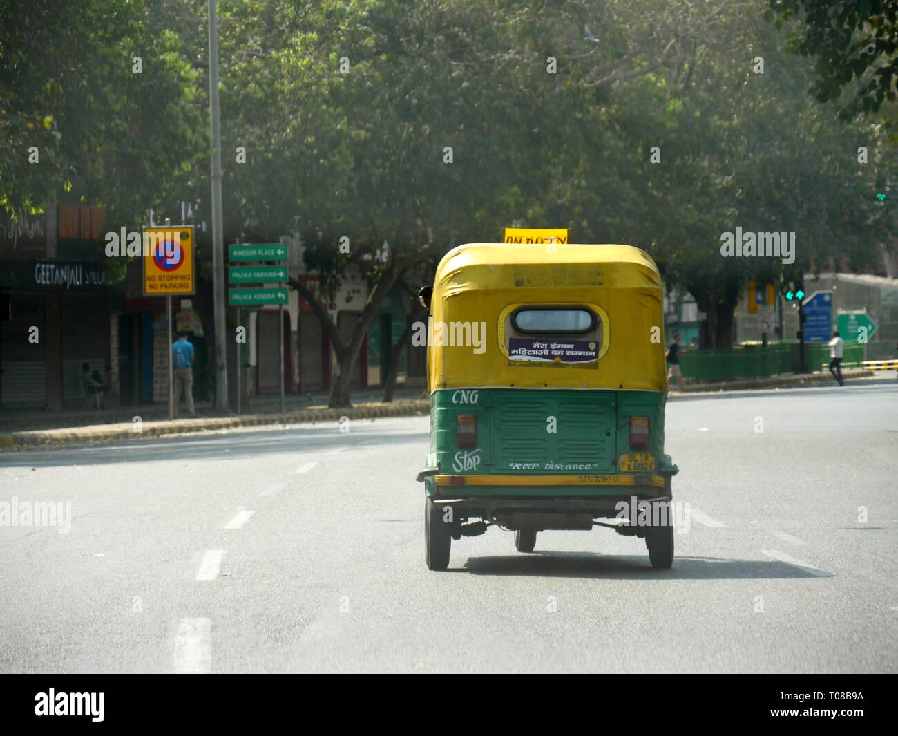 Delhi auto back view hi-res stock photography and images - Alamy