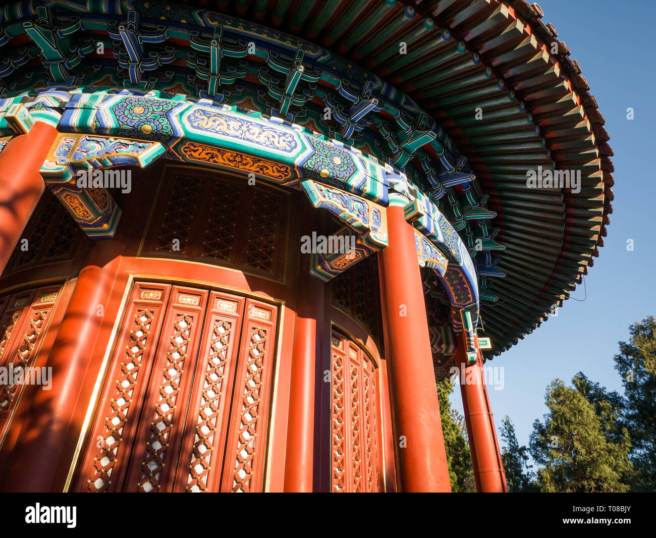 China roof ornaments architecture hi-res stock photography and images ...