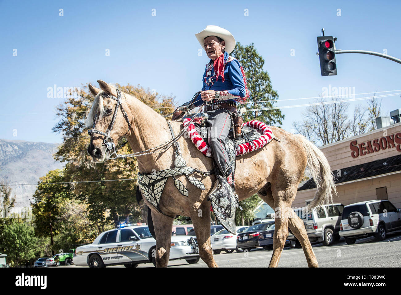 Lone pine california town hi-res stock photography and images - Alamy