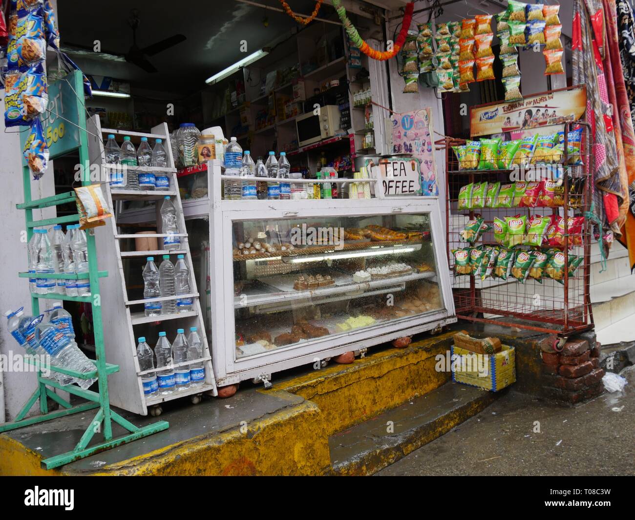 MANALI, HIMACHAL PRADESH, INDIA—MARCH 2018: street side grocery store ...