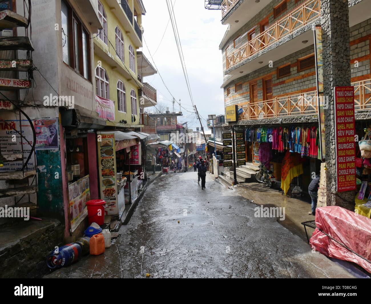 MANALI, HIMACHAL PRADESH, INDIA—MARCH 2018: Colorful street scene with ...
