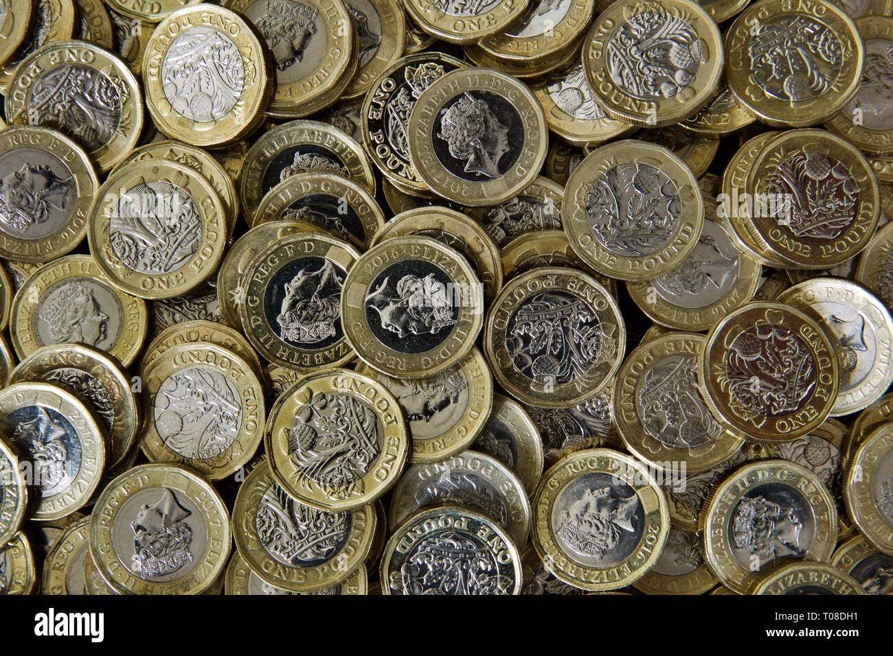 Pile of new UK One Pound Coins Stock Photo - Alamy