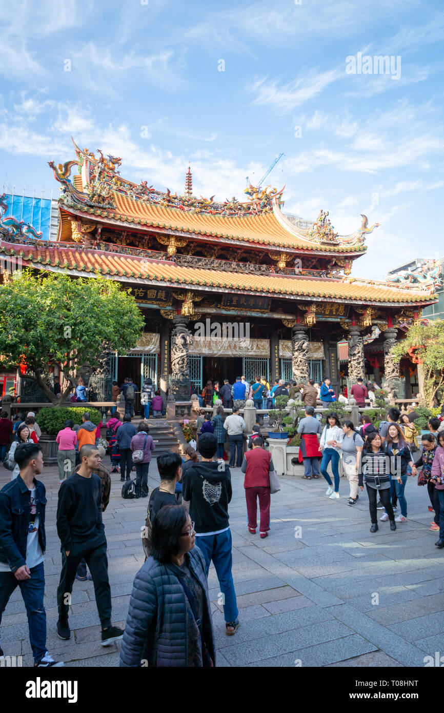 Taipei, Taiwan - March 2019: Long Shan Temple and visitors in Taipei ...