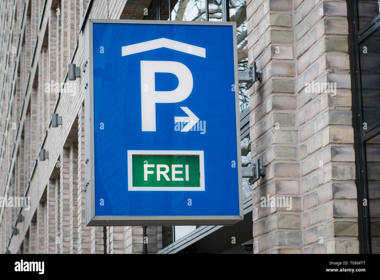 parking sign showing available parking spot (german : frei) - parking ...