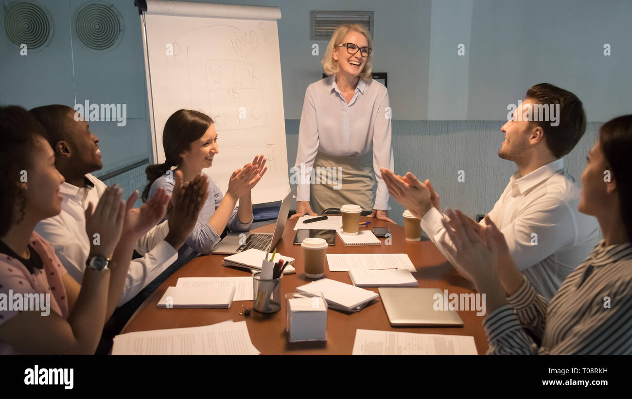 Applause hi-res stock photography and images - Alamy