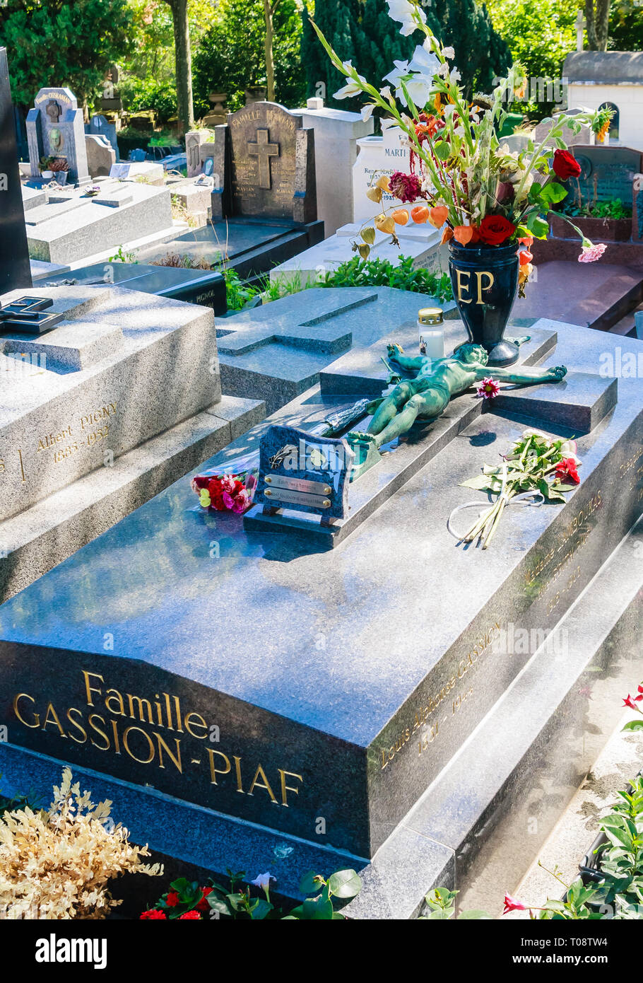 Edith piaf funeral hi-res stock photography and images - Alamy