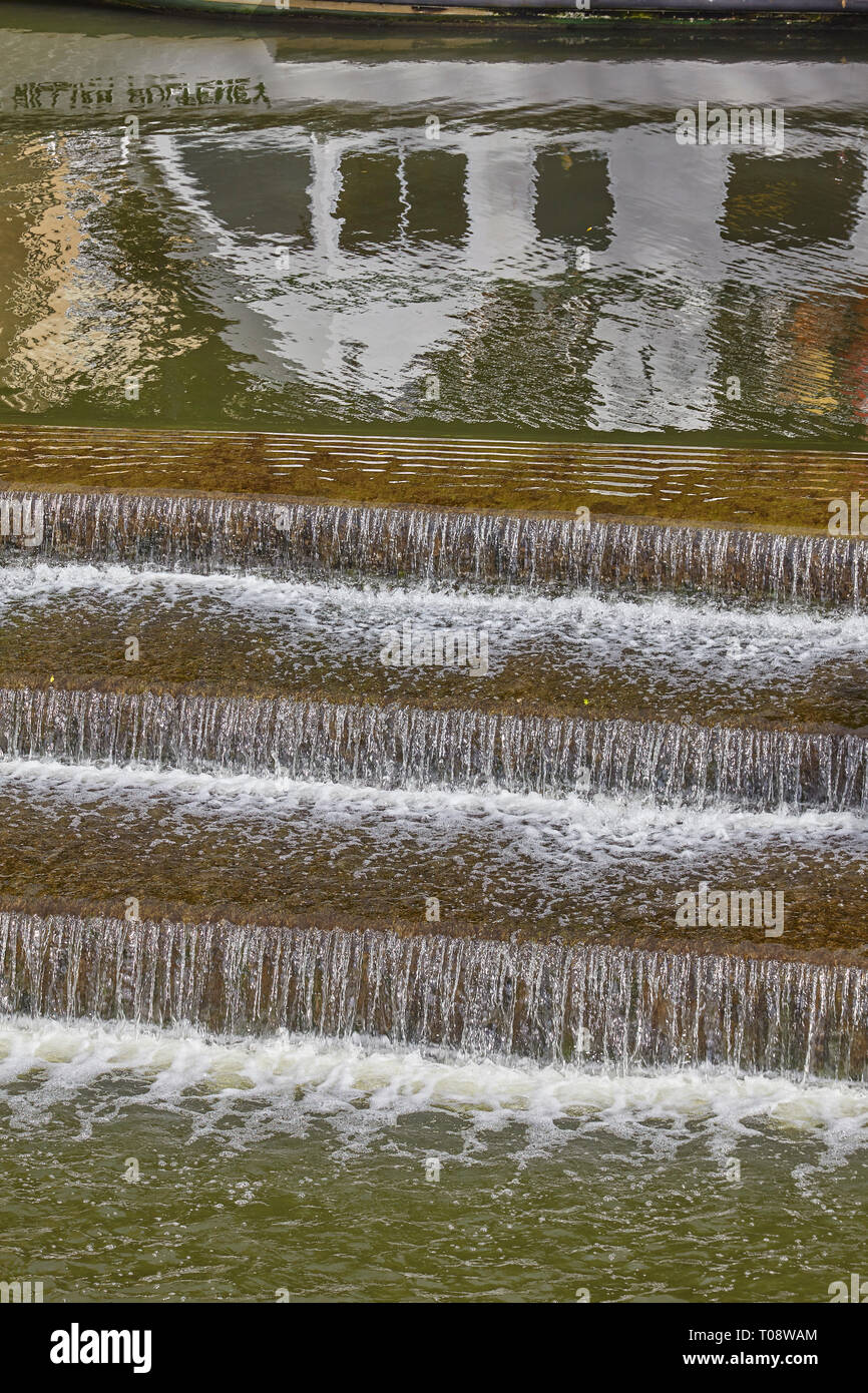 The River Avon flowing through the heart of the city of Bath, Somerset ...