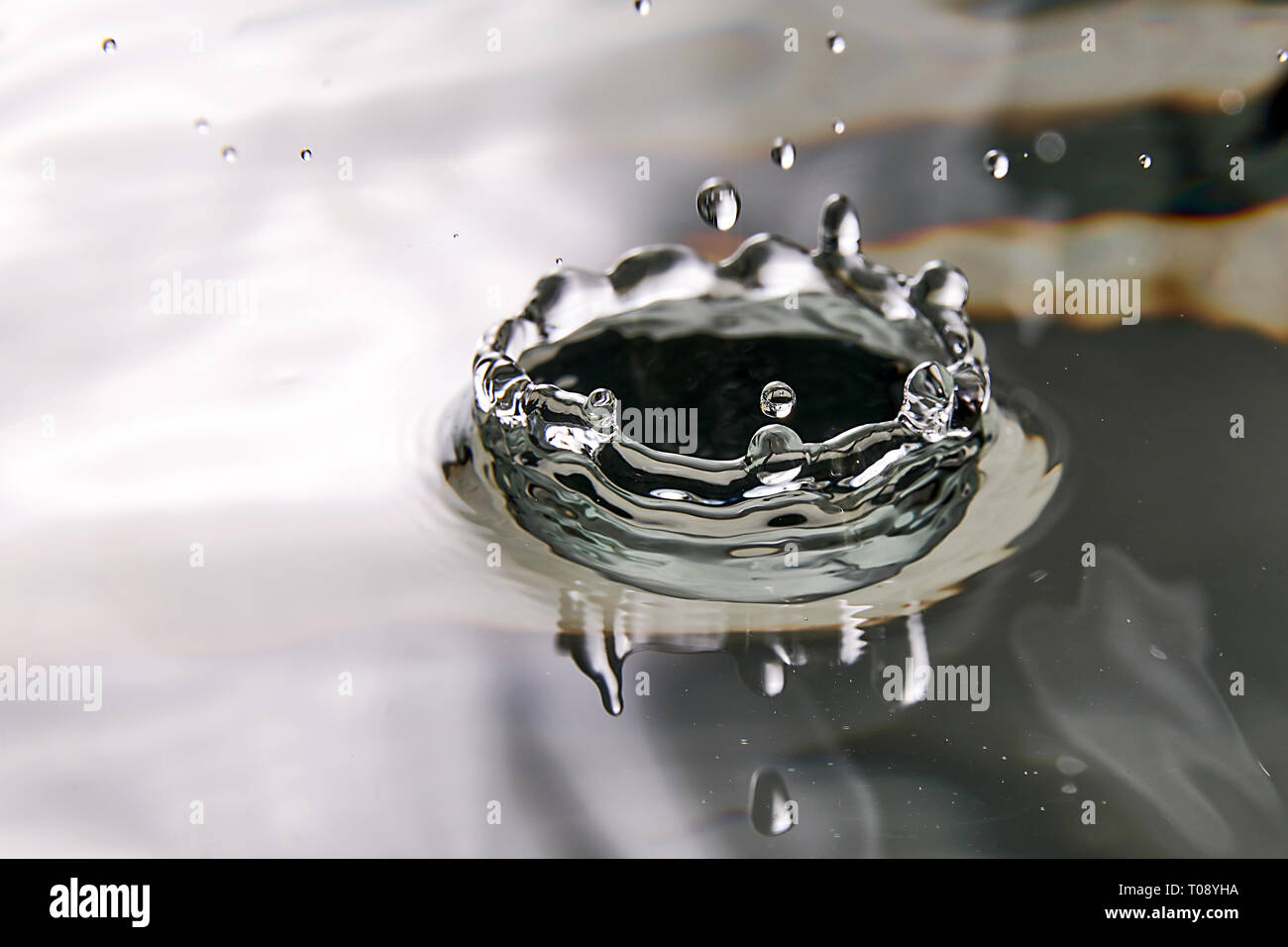 drop in water makes different splashes Stock Photo - Alamy