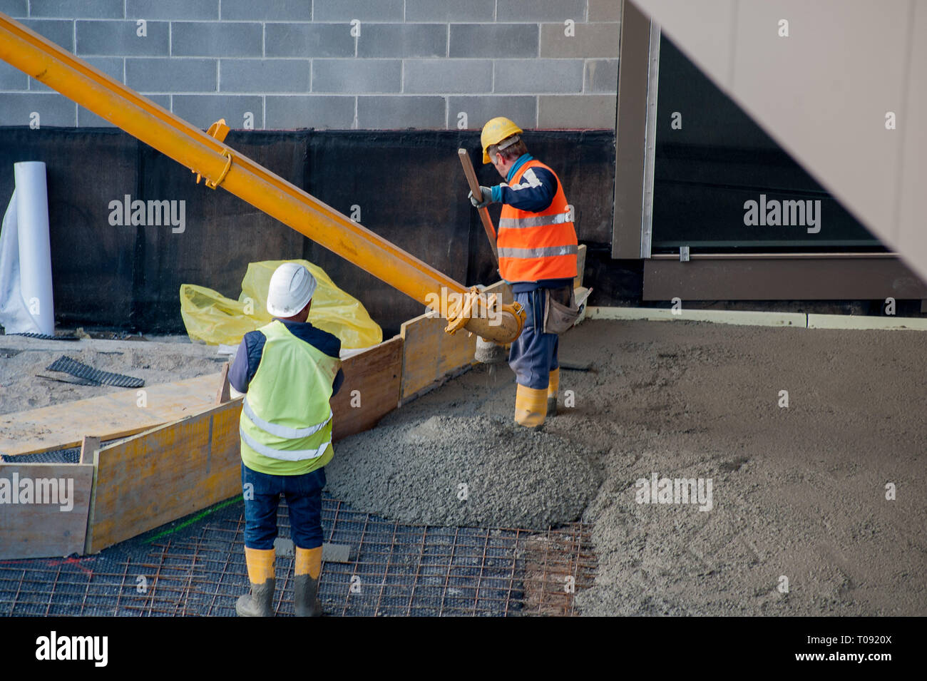 Workers to work with concrete Stock Photo - Alamy