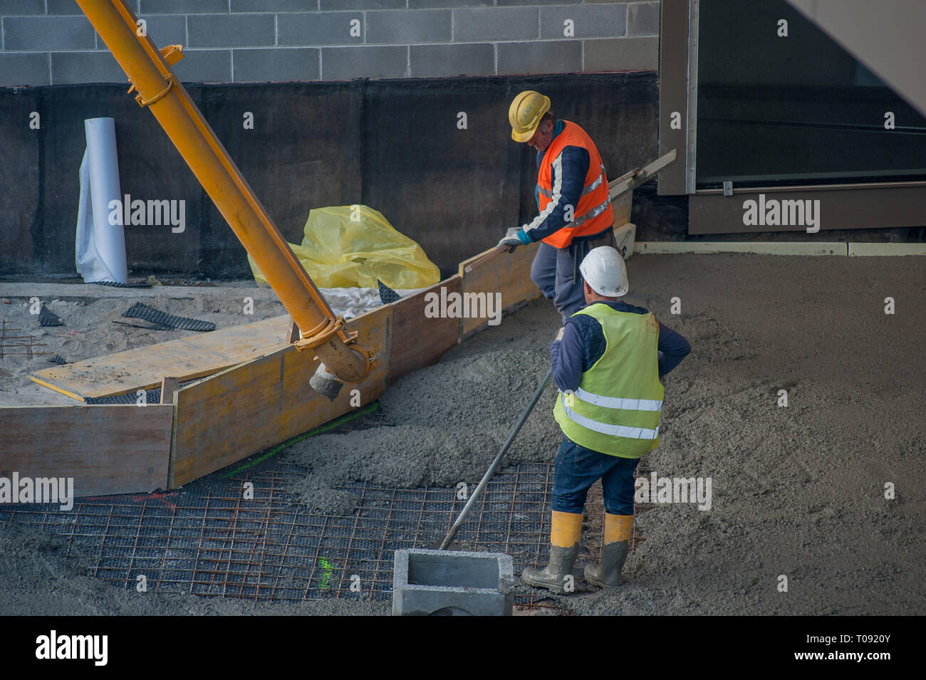 Workers to work with concrete Stock Photo - Alamy