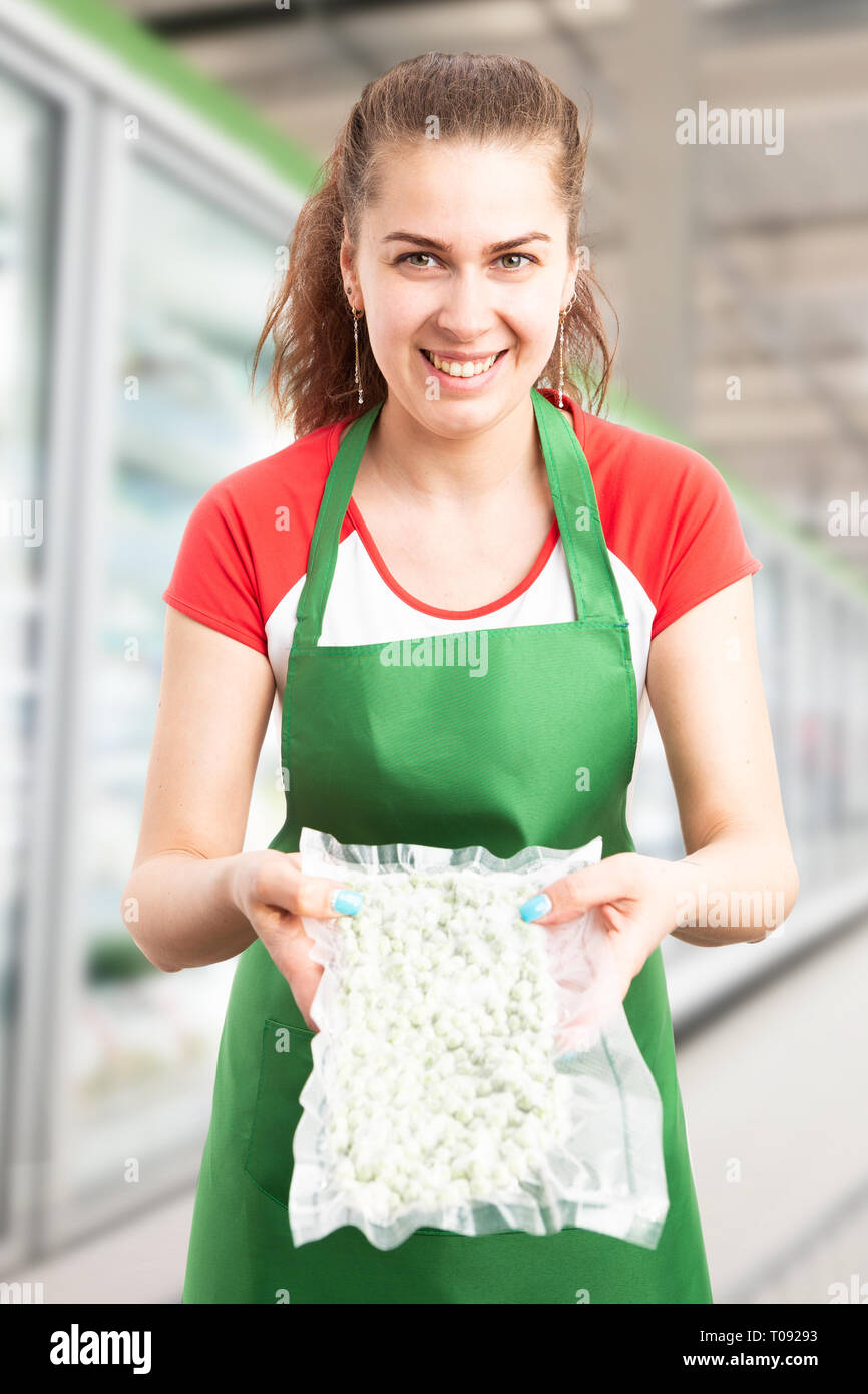 Supermarket employee frozen hi-res stock photography and images - Alamy