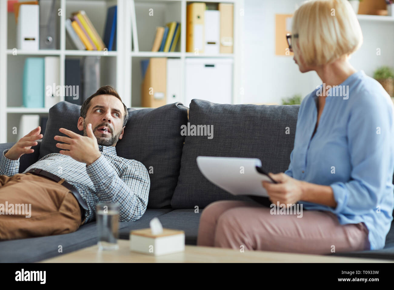 Doctor talking small patient hi-res stock photography and images - Alamy