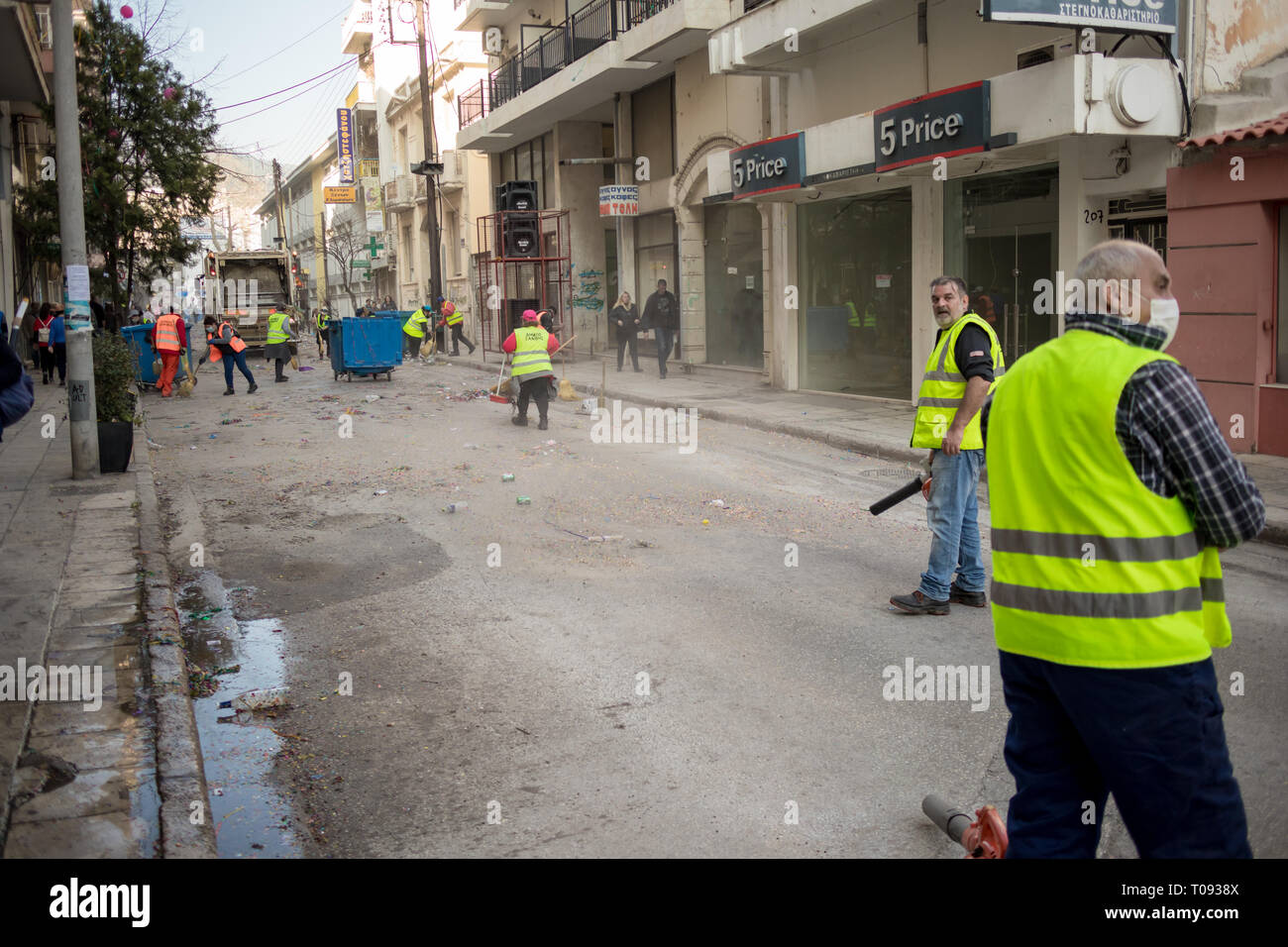 Garbage after parade hi-res stock photography and images - Alamy