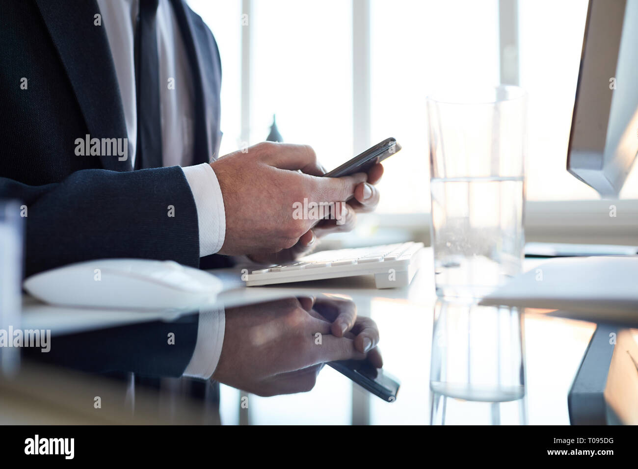 Worker messaging hi-res stock photography and images - Alamy